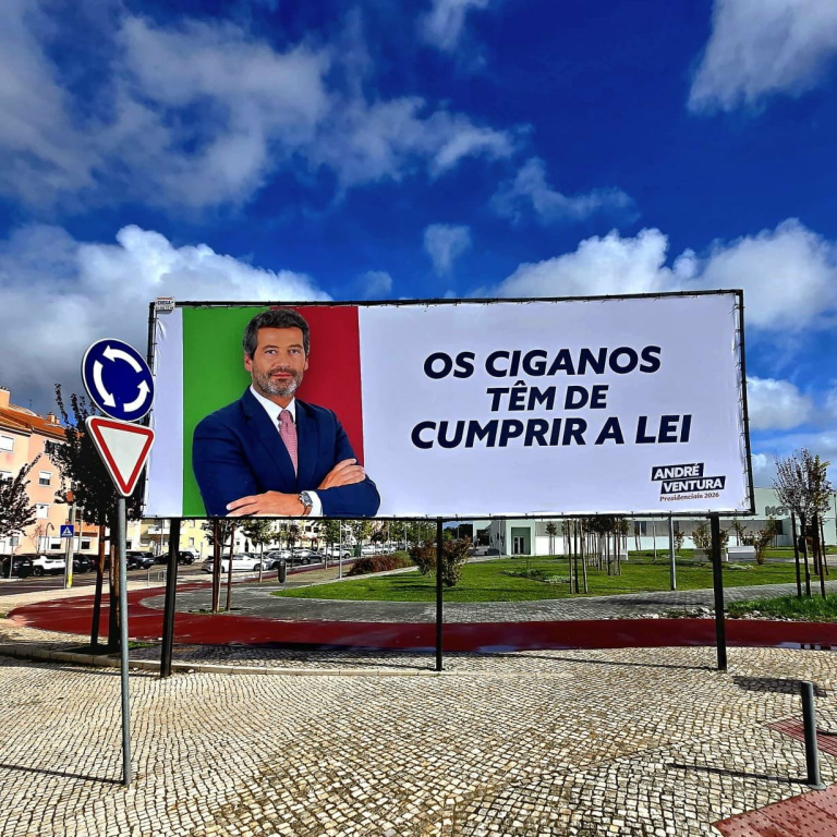 Cartazes da campanha presidencial de André Ventura “Os Ciganos têm de cumprir a lei” e “Isto não ...